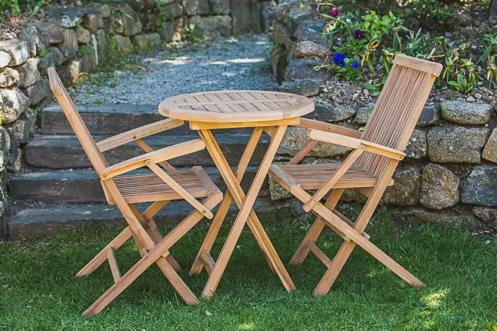 Foldable garden table and chairs store